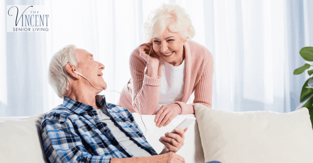 7 Top Things to Bring When Visiting a Loved One in Memory Care